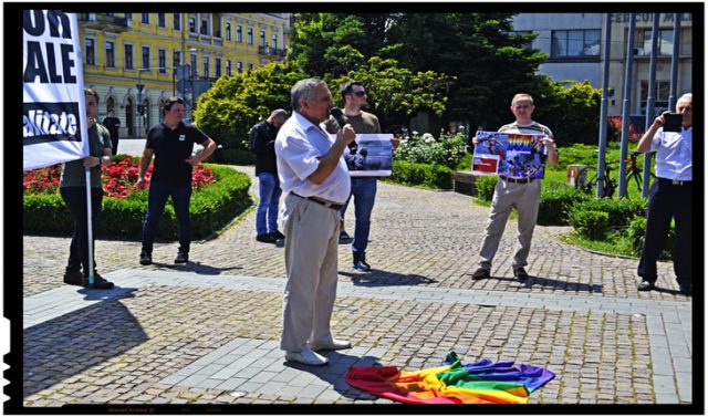 Steagul LGBT călcat în picioare, folosit ca preș, aruncat la gunoi și ...