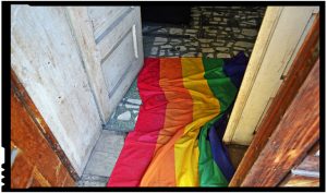 Steagul LGBT călcat în picioare, folosit ca preș, aruncat la gunoi și ...